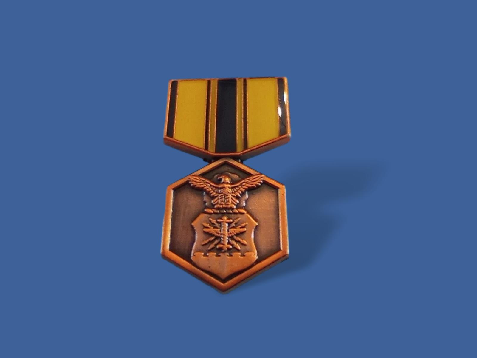 U.S MILITARY AIR FORCE COMMENDATION MEDAL HAT LAPEL PIN MINIATURE SIZE ...